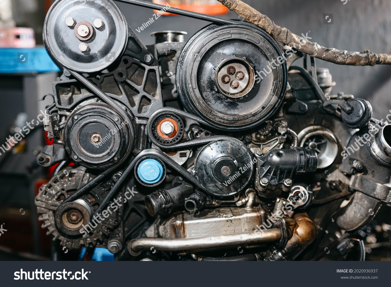 engine removed from the car engine repair replacement of drive belts rollers chains._站酷海洛_正版图片 ...