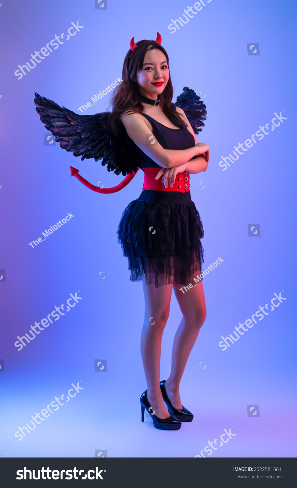 Playful young woman is wearing a sexy devil costume_站酷海洛_正版图片_视频_字体_音乐素材交易平台_站酷旗下品牌