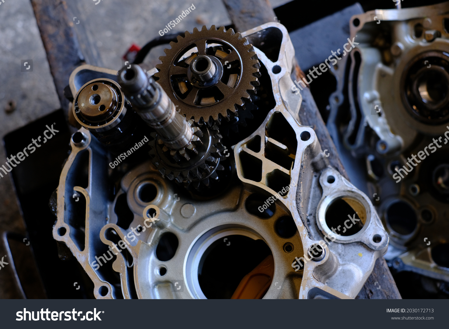 Assembling a motorcycle engine gear by a mechanic._站酷海洛_正版图片_视频_字体_音乐素材 ...