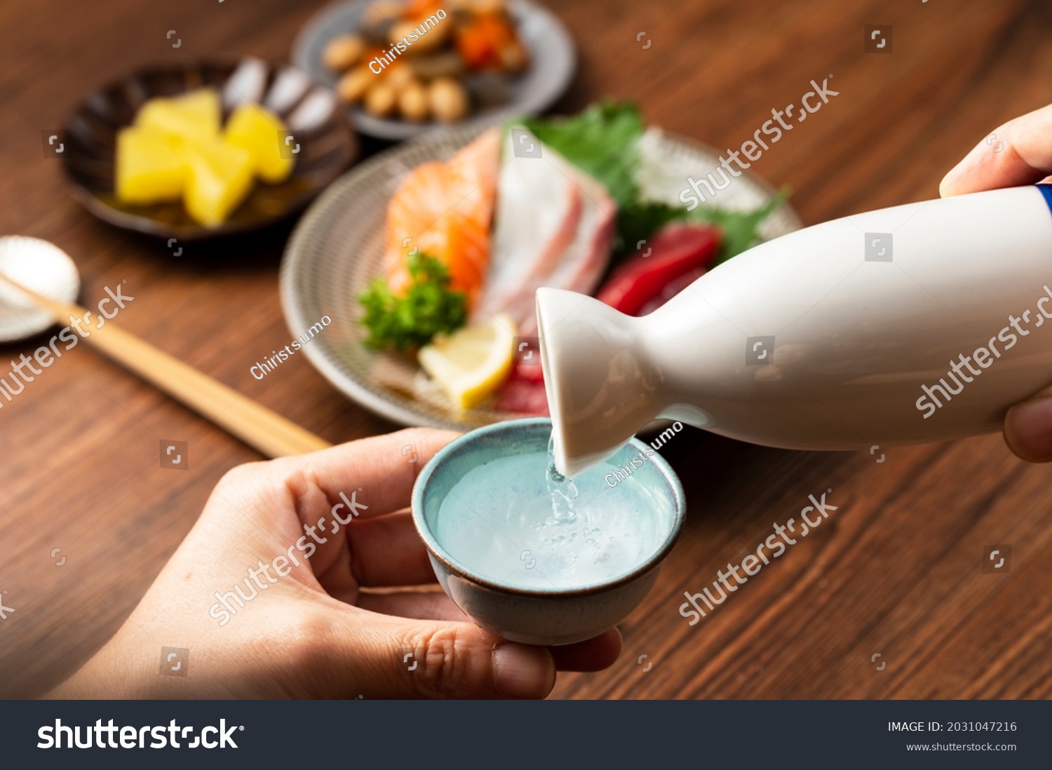 Drink sake with sashimi as a side dish at home_站酷海洛_正版图片_视频_字体_音乐素材交易平台 ...