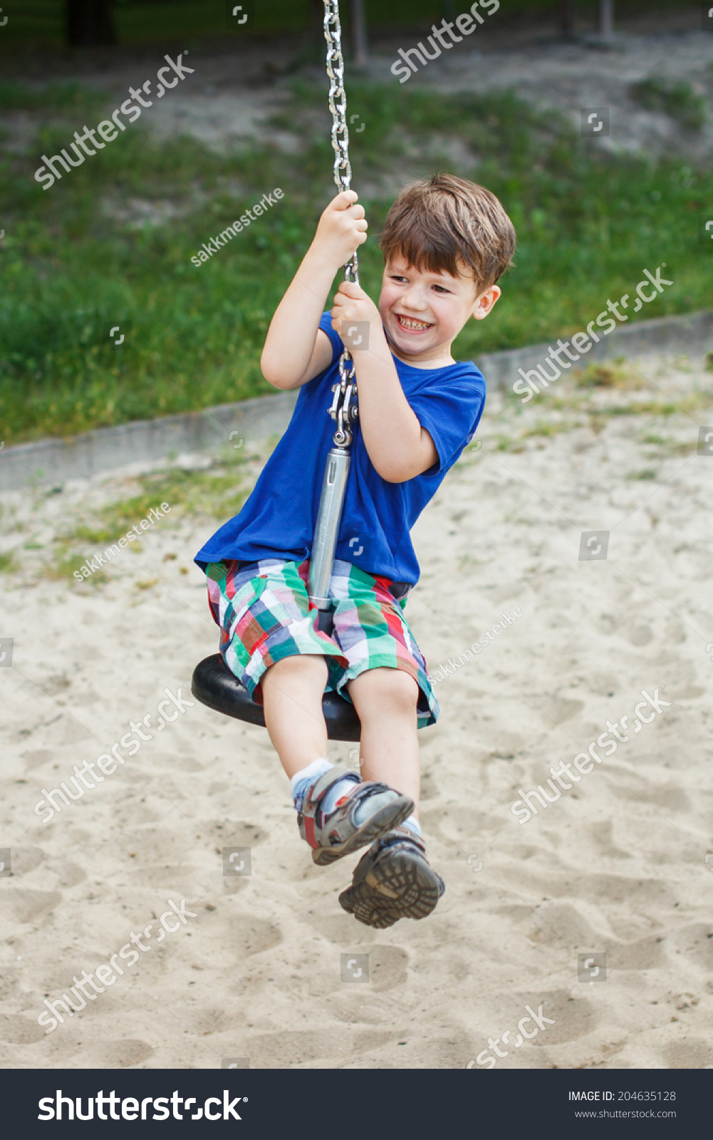 Active little boy hanging on swing rope_站酷海洛_正版图片_视频_字体_音乐素材交易平台_站酷旗下品牌
