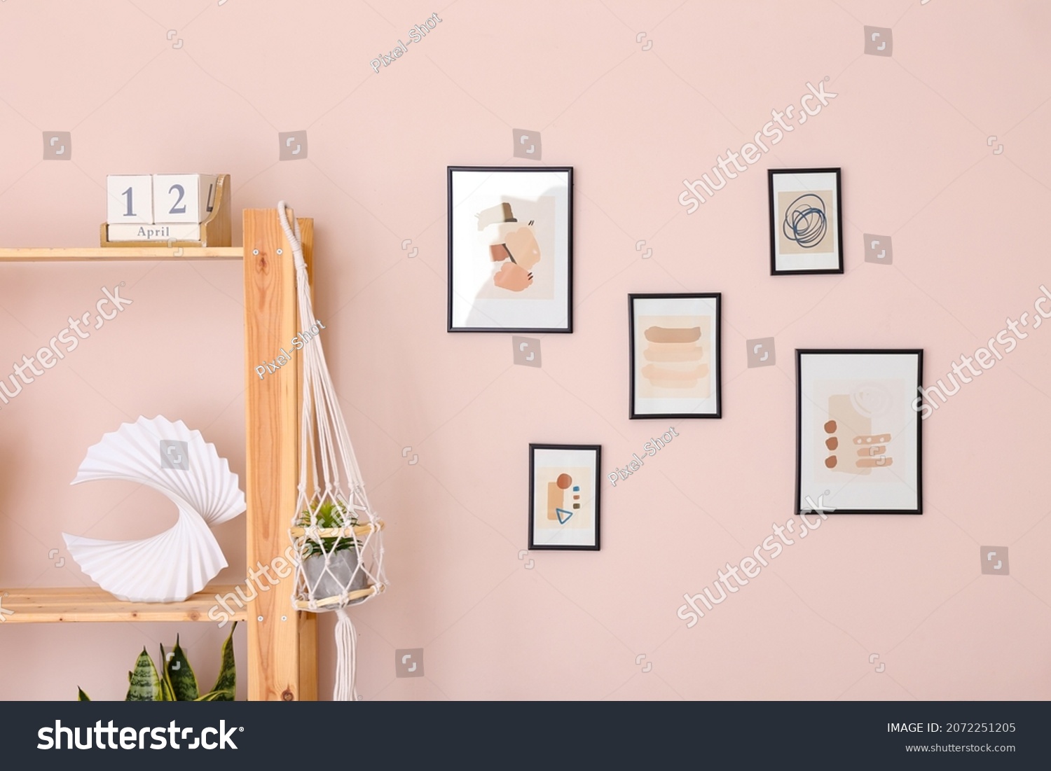 Different pictures hanging on color wall in room_站酷海洛_正版图片_视频_字体_音乐素材交易 ...