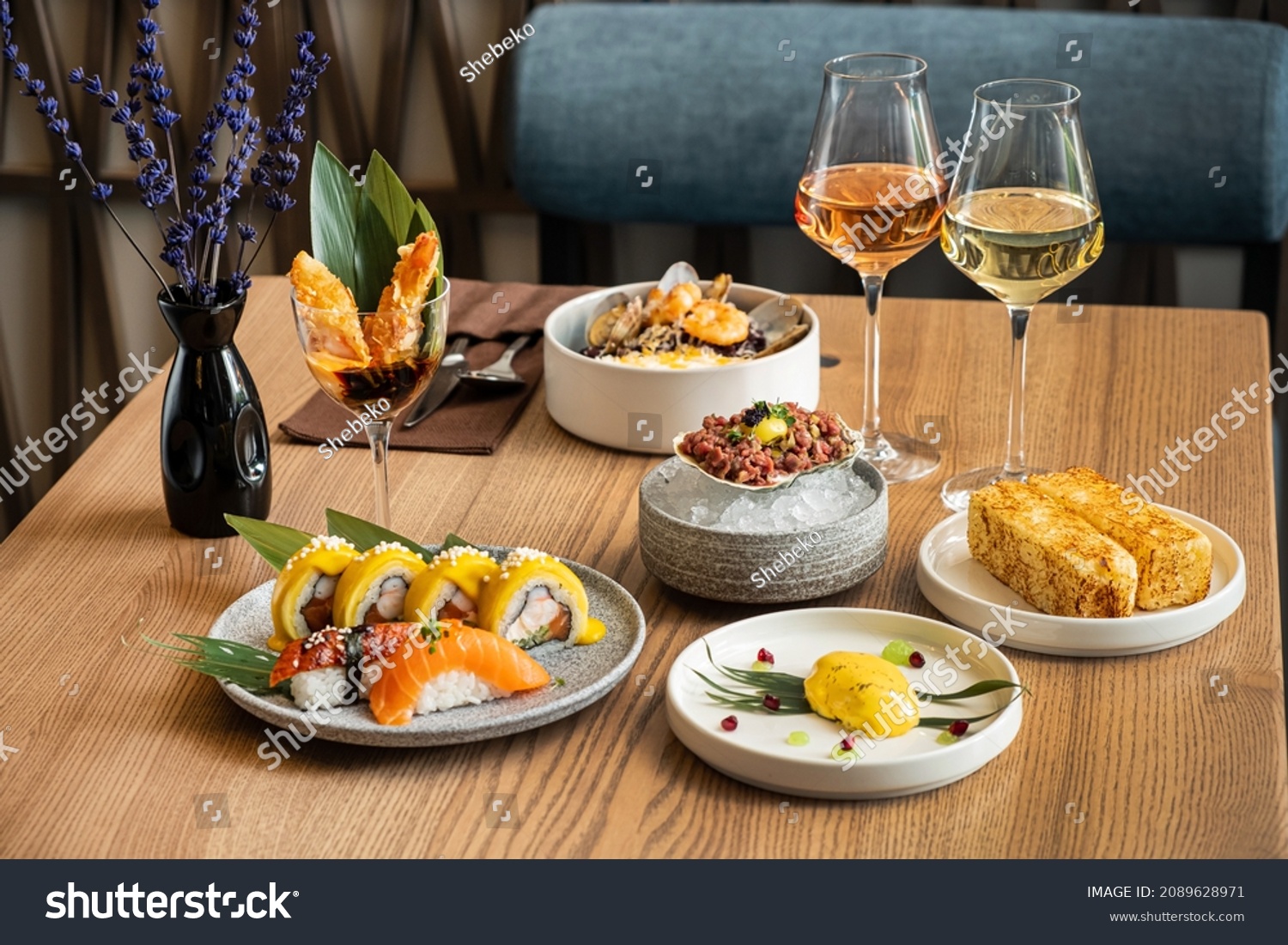 dinner in the asian restaurant_站酷海洛_正版图片_视频_字体_音乐素材交易平台_站酷旗下品牌