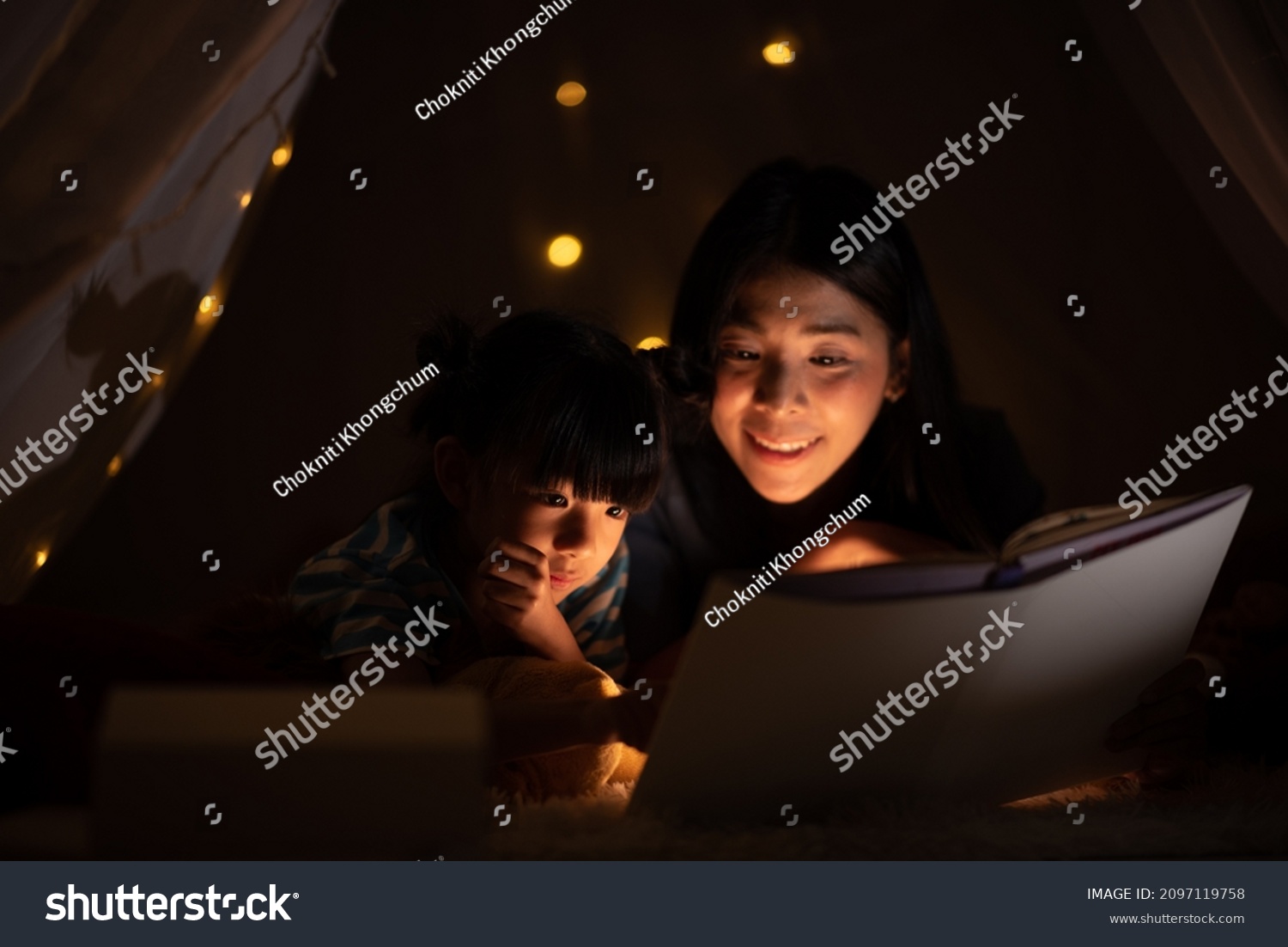 young Asian mother with little child daughter family happy in cozy ...