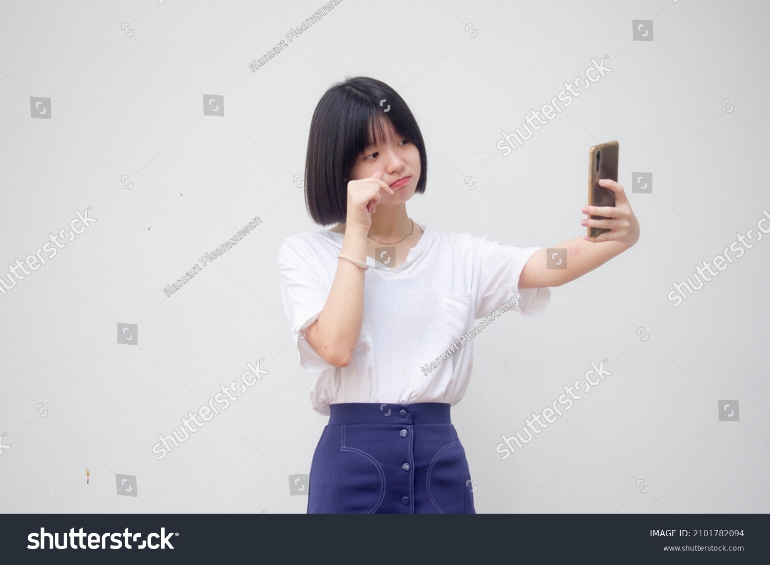 asia thai teen White t-shirt beautiful girl using her smart phone Selfie_站酷海洛_正版图片_视频_字体_音乐素材交易 ...
