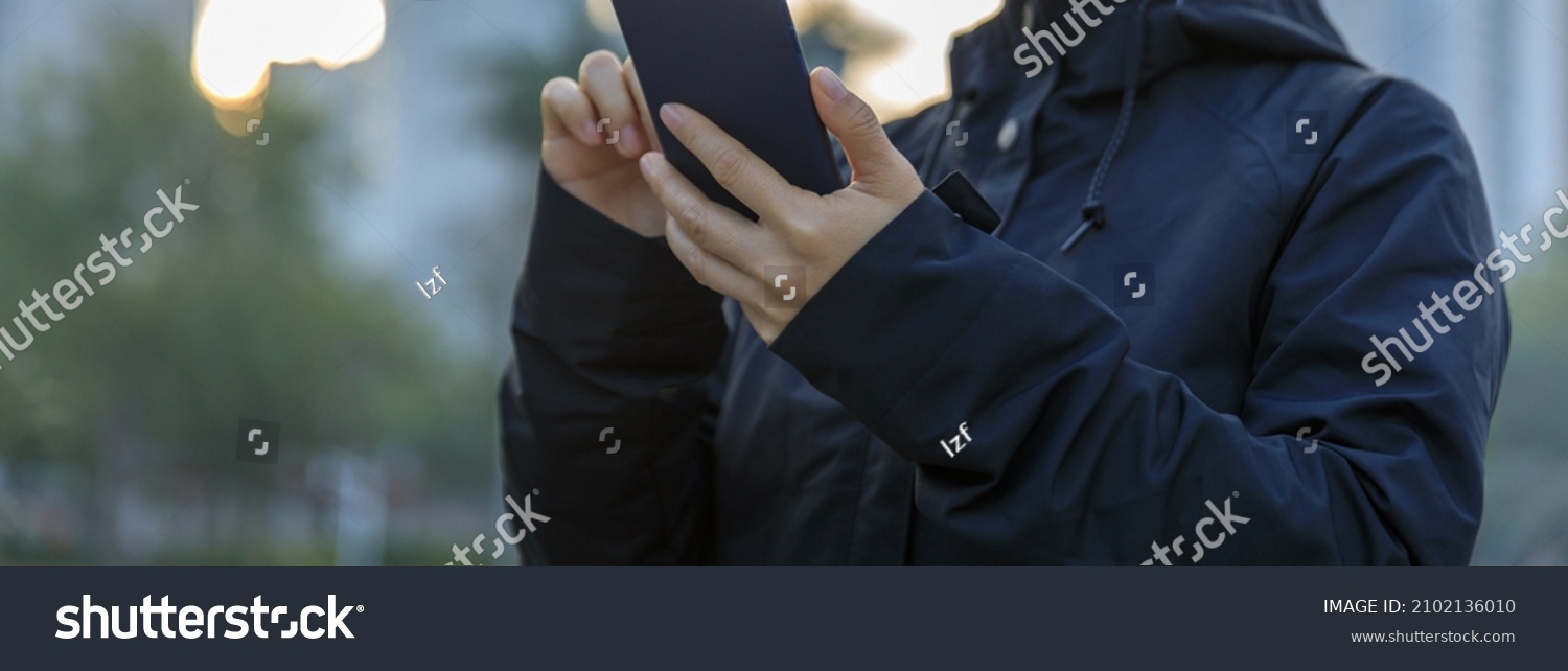 Focused bald woman using cellphone in city_站酷海洛_正版图片_视频_字体_音乐素材交易平台_站酷旗下品牌