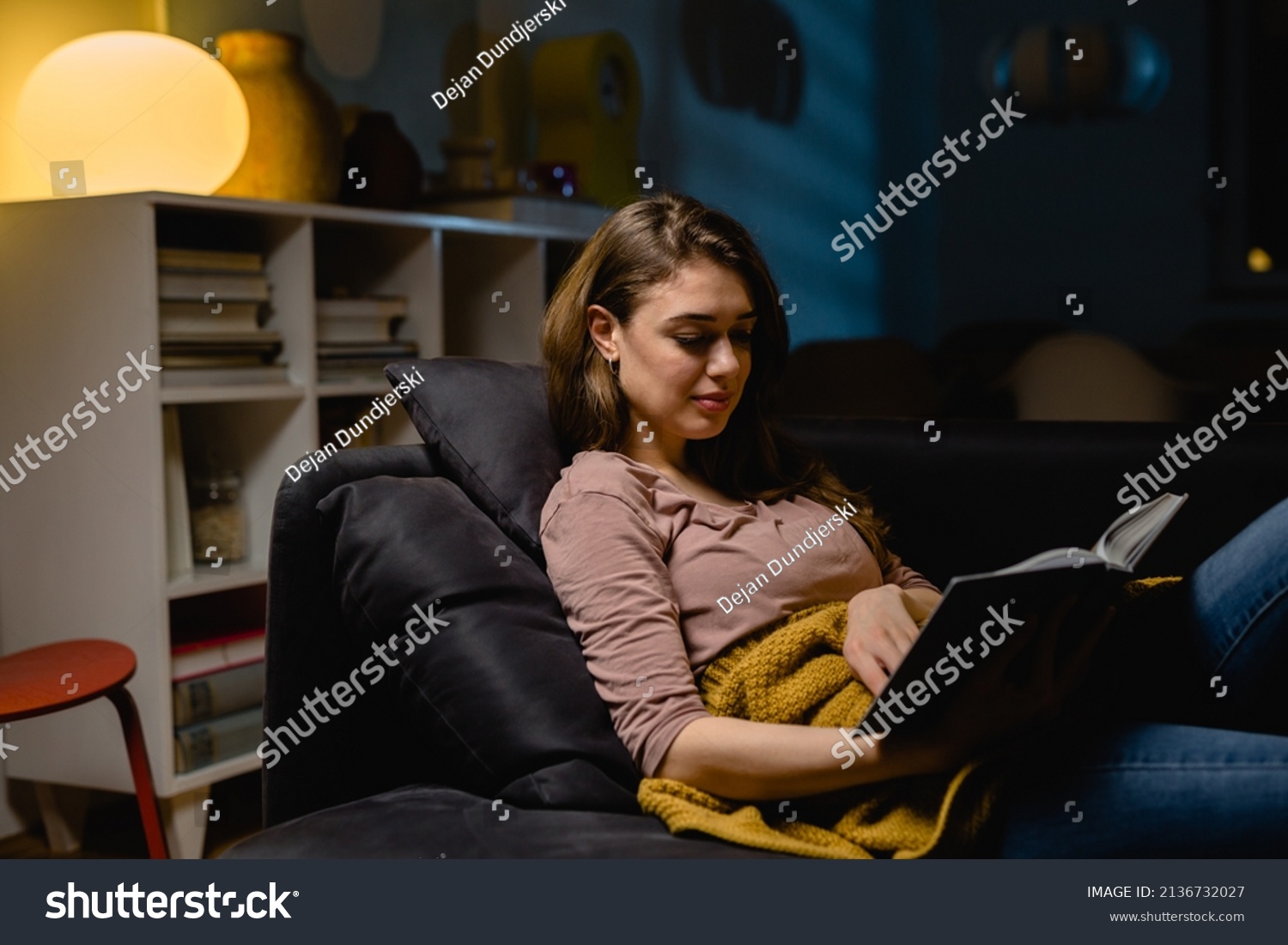 woman reading book at home. evening scene_站酷海洛_正版图片_视频_字体_音乐素材交易平台_站酷旗下品牌