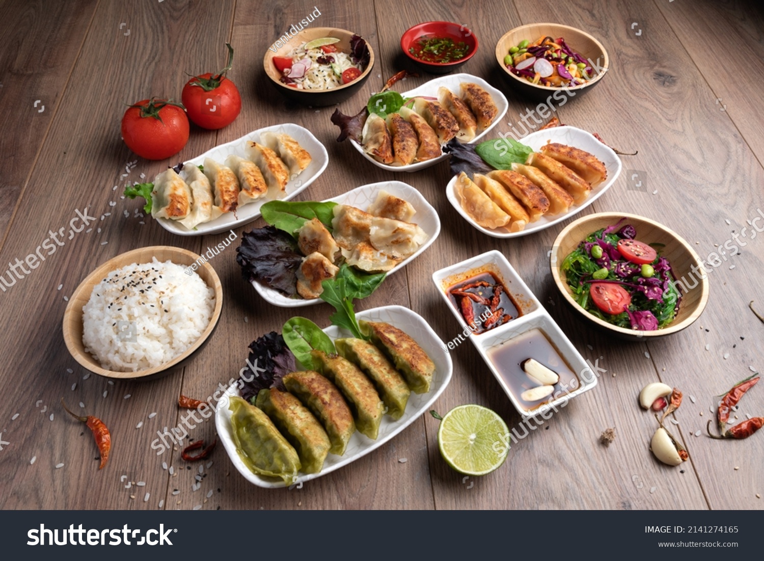 Mixed and tasted asian food on a wooden table_站酷海洛_正版图片_视频_字体_音乐素材交易平台 ...