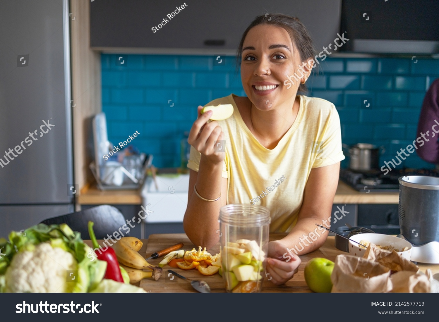 Smiling woman eating an apple_站酷海洛_正版图片_视频_字体_音乐素材交易平台_站酷旗下品牌