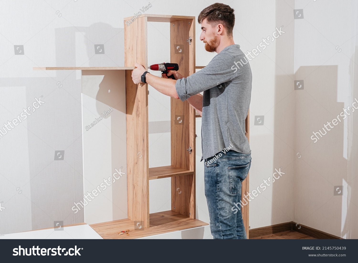 A man collects furniture in a new apartment. Assemble yourself_站酷海洛_正版 ...