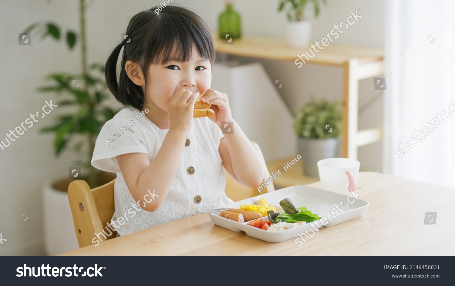 Asian child eating in the living room_站酷海洛_正版图片_视频_字体_音乐素材交易平台_站酷旗下品牌