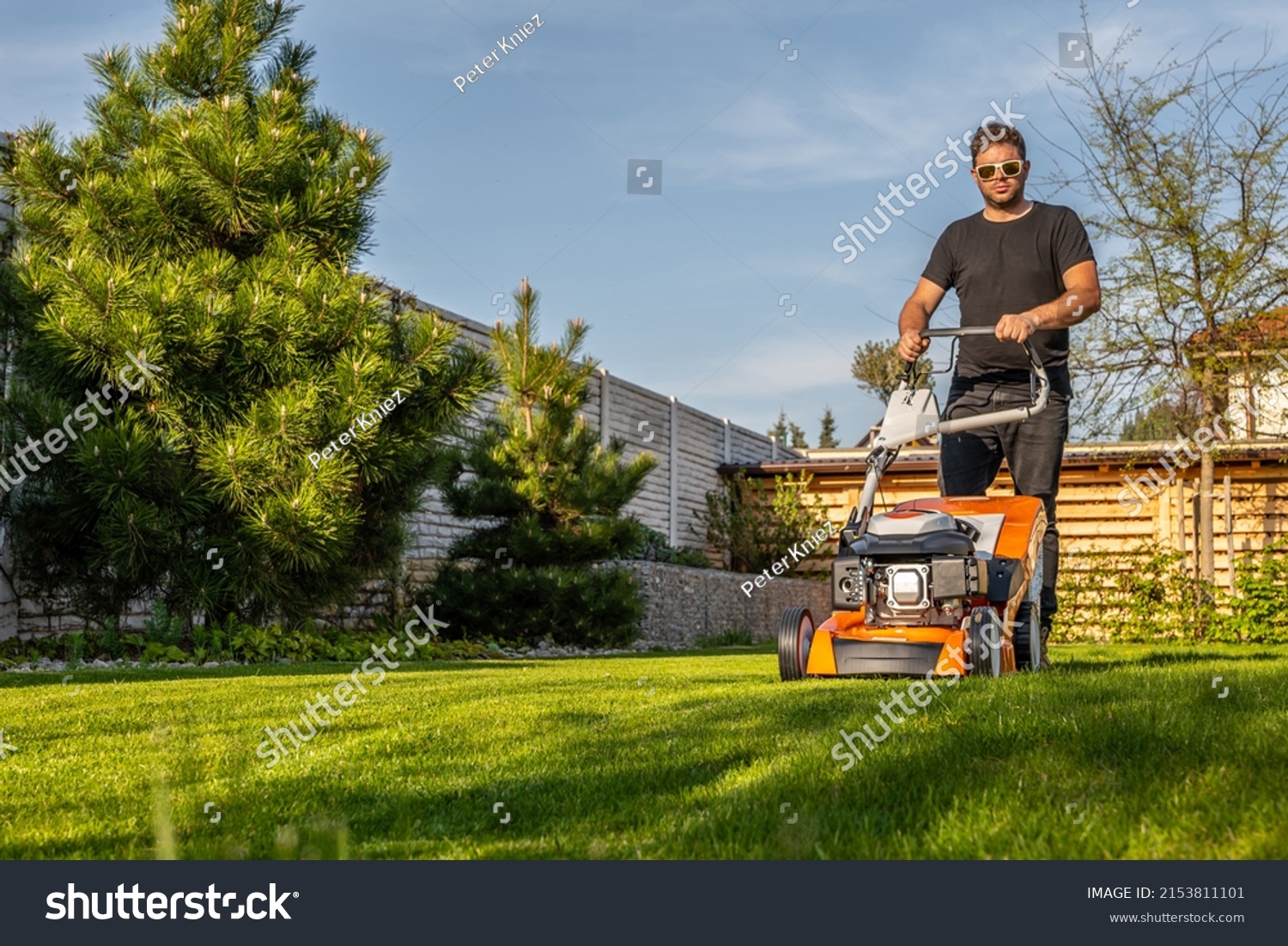 Man mowing lawn in the backyard of his house. Man with lawn mower._站酷海洛 ...