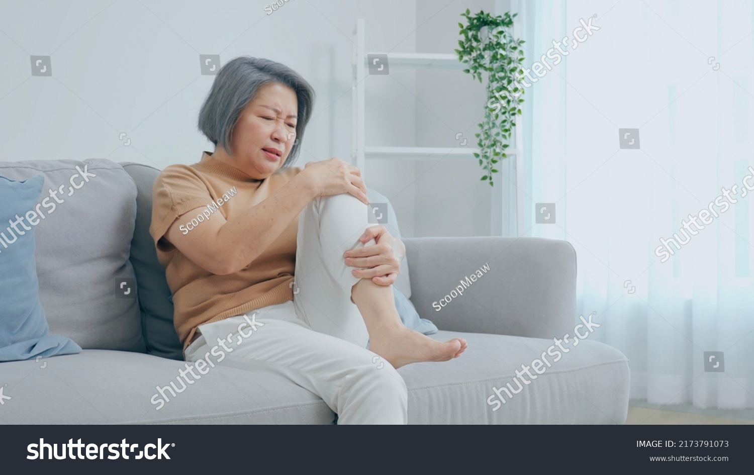 Older women are hurting their legs. She felt a lot of pain. The back of ...