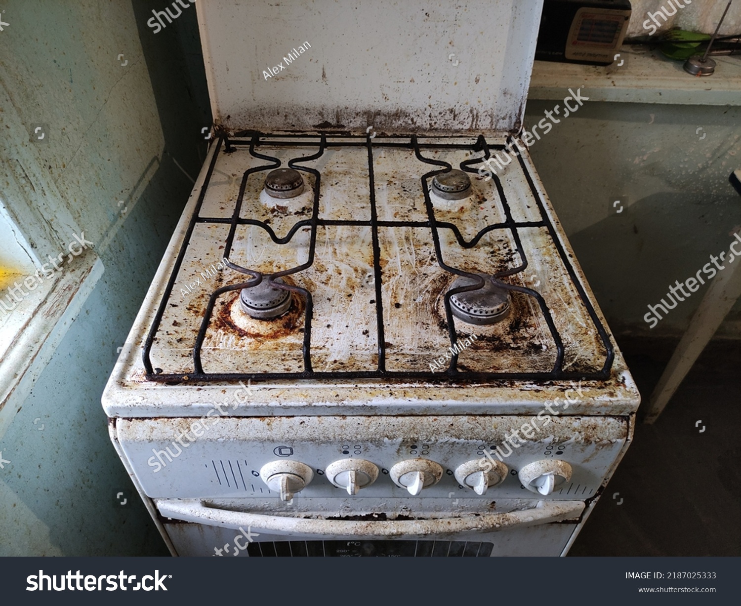 Very dirty and old gas stove in a kitchen_站酷海洛_正版图片_视频_字体_音乐素材交易平台_站酷旗下品牌