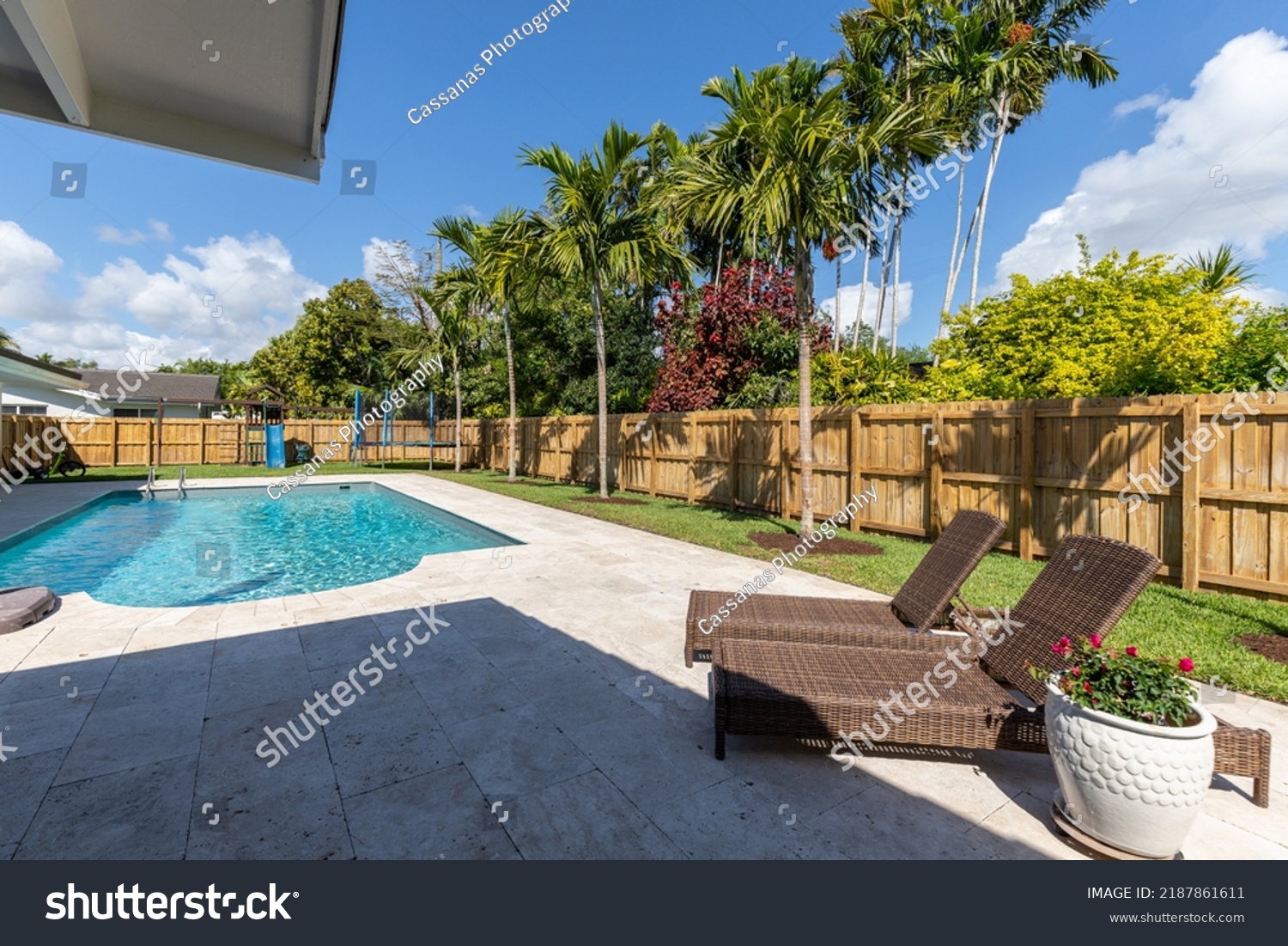 Backyard of a modern house with swimming pool_站酷海洛_正版图片_视频_字体_音乐素材交易平台_站酷旗下品牌