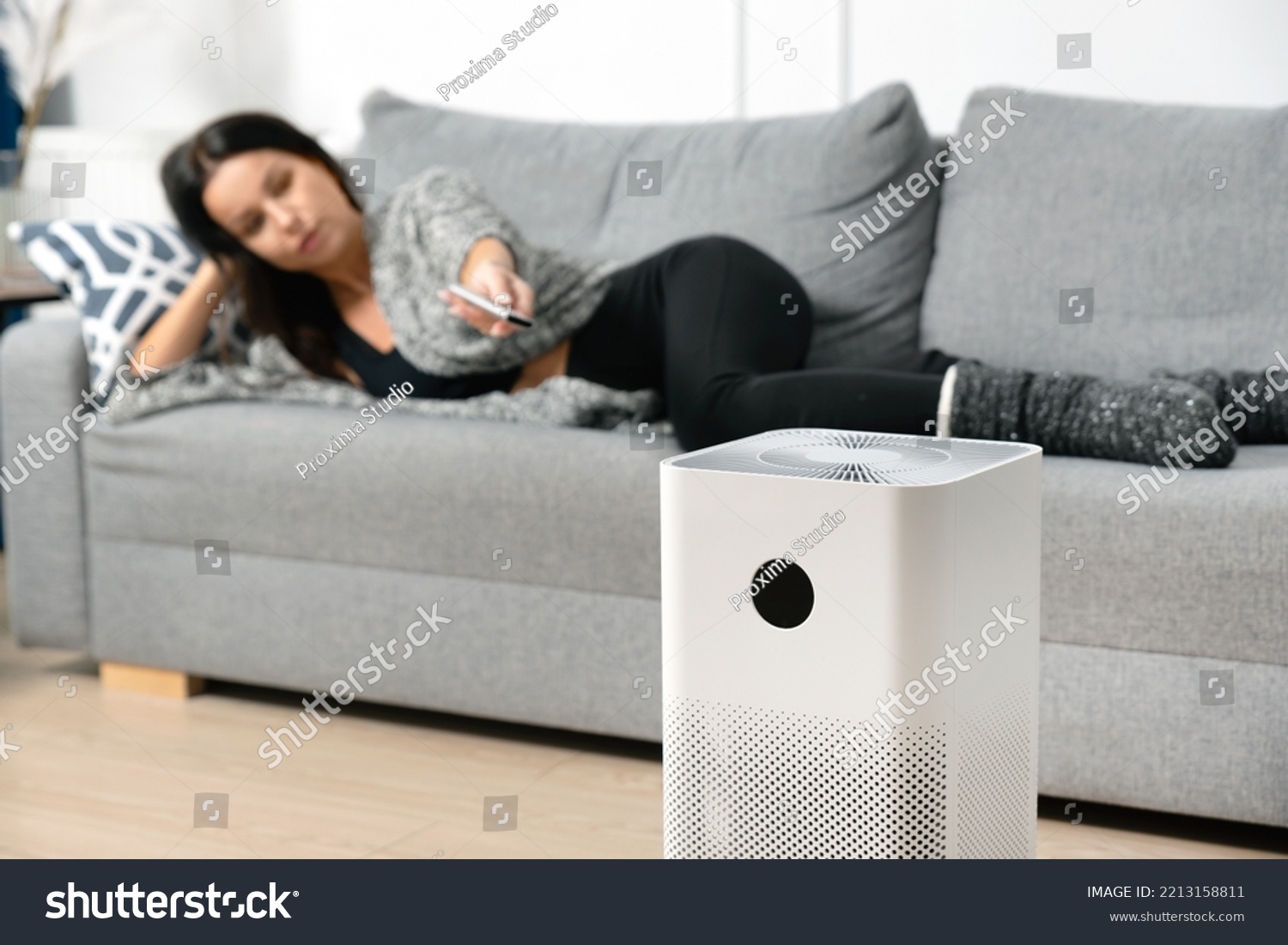 Woman using air purifier PM 2.5 dust filter clean and health air_站酷海洛_正版图片_视频_字体_音乐素材交易平台_站酷旗下品牌