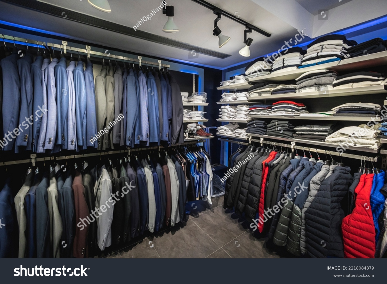 General view of a luxury store with men clothing_站酷海洛_正版图片_视频_字体_音乐素材交易平台_站酷旗下品牌