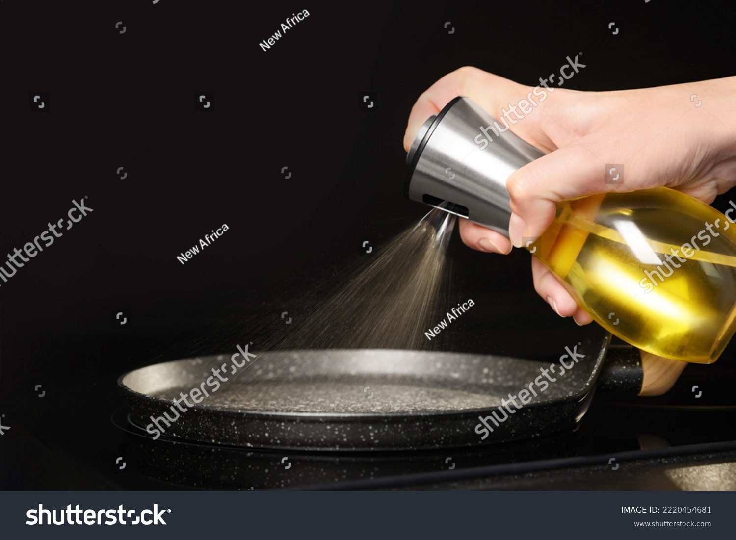 Woman spraying cooking oil onto frying pan on stove closeup_站酷海洛_正版图片 ...
