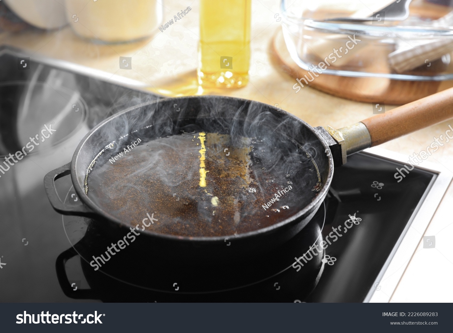 Frying pan with hot used cooking oil on stove_站酷海洛_正版图片_视频_字体_音乐素材交易平台 ...