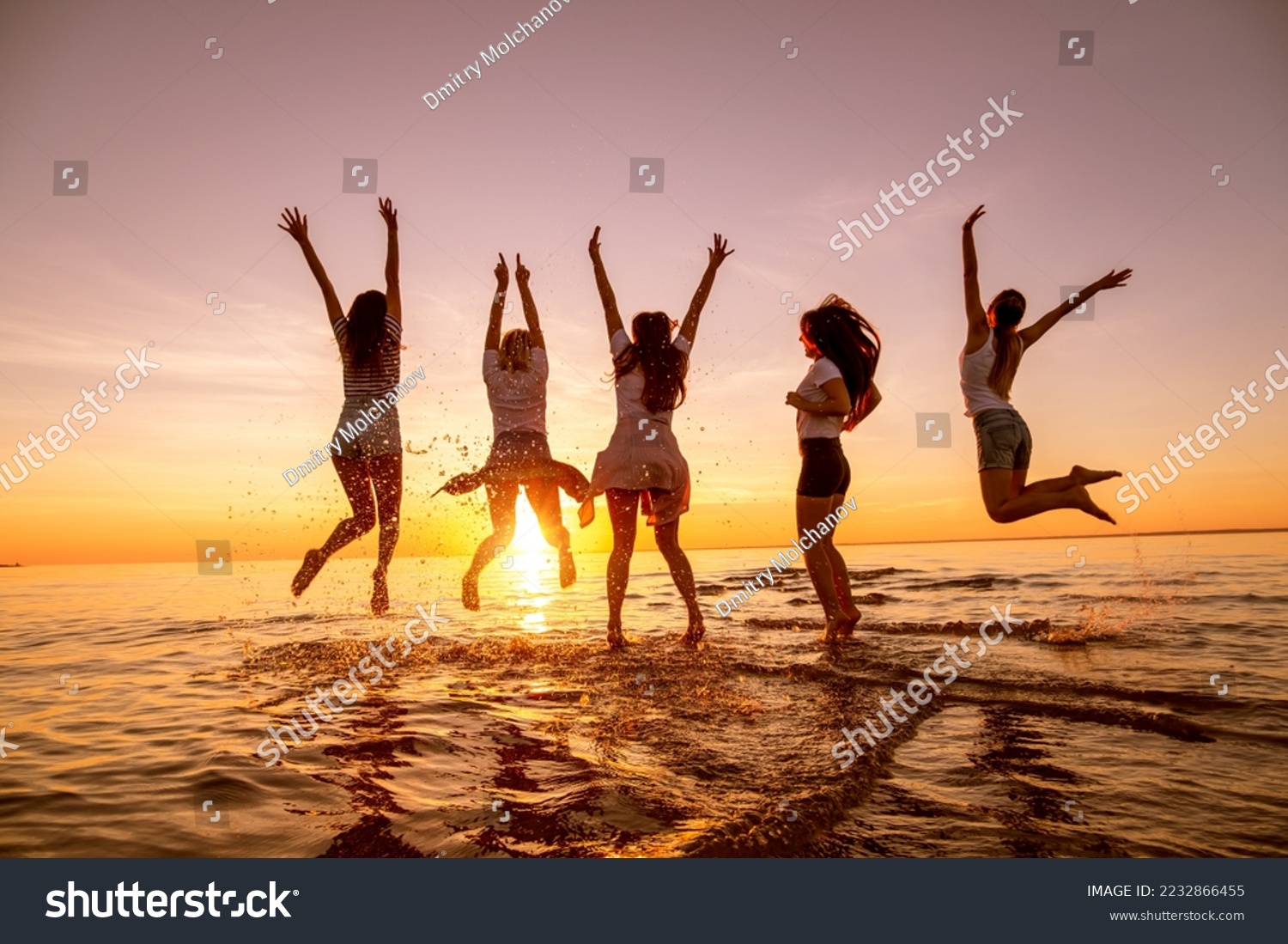 Group of happy young girls are having fun and jumping at sunset beach_站酷海洛_正版图片_视频_字体_音乐素材交易平台_站 ...