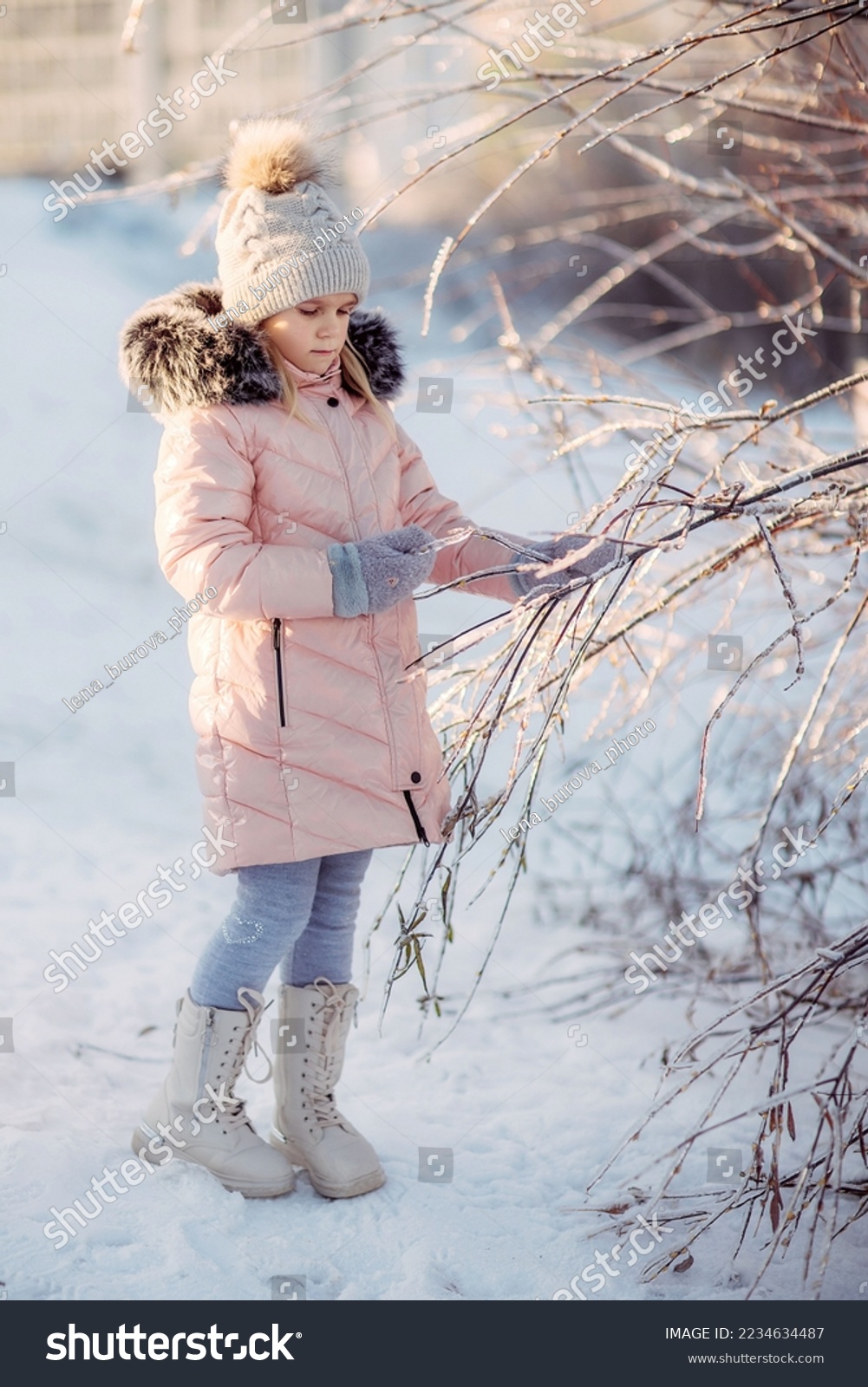 winter a girl walks outside in winter snow frost snowdrifts_站酷海洛_正版图片 ...