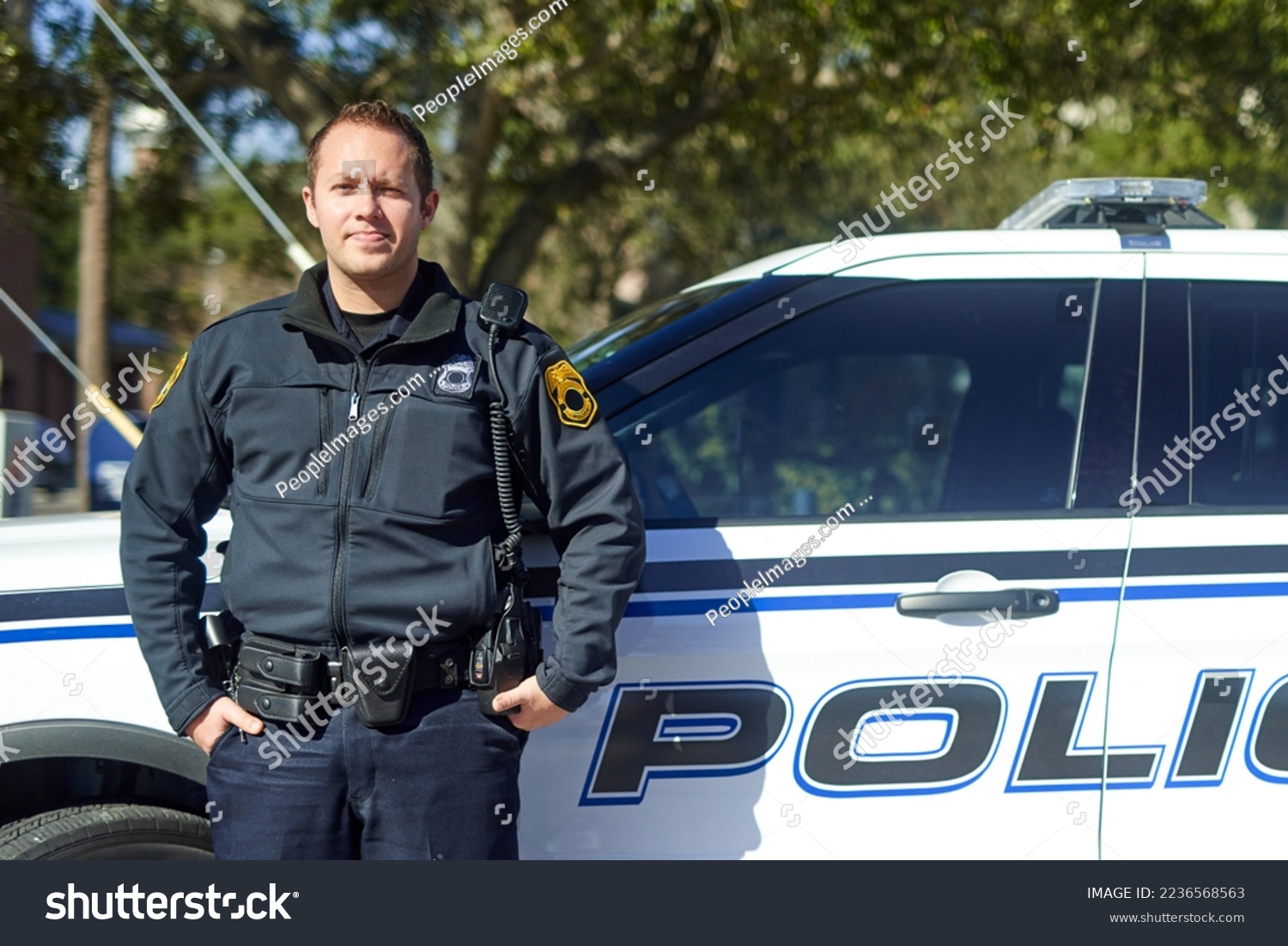 An officer you can trust. Cropped portrait of a handsome young policeman out on patrol._站酷海洛_正版 ...