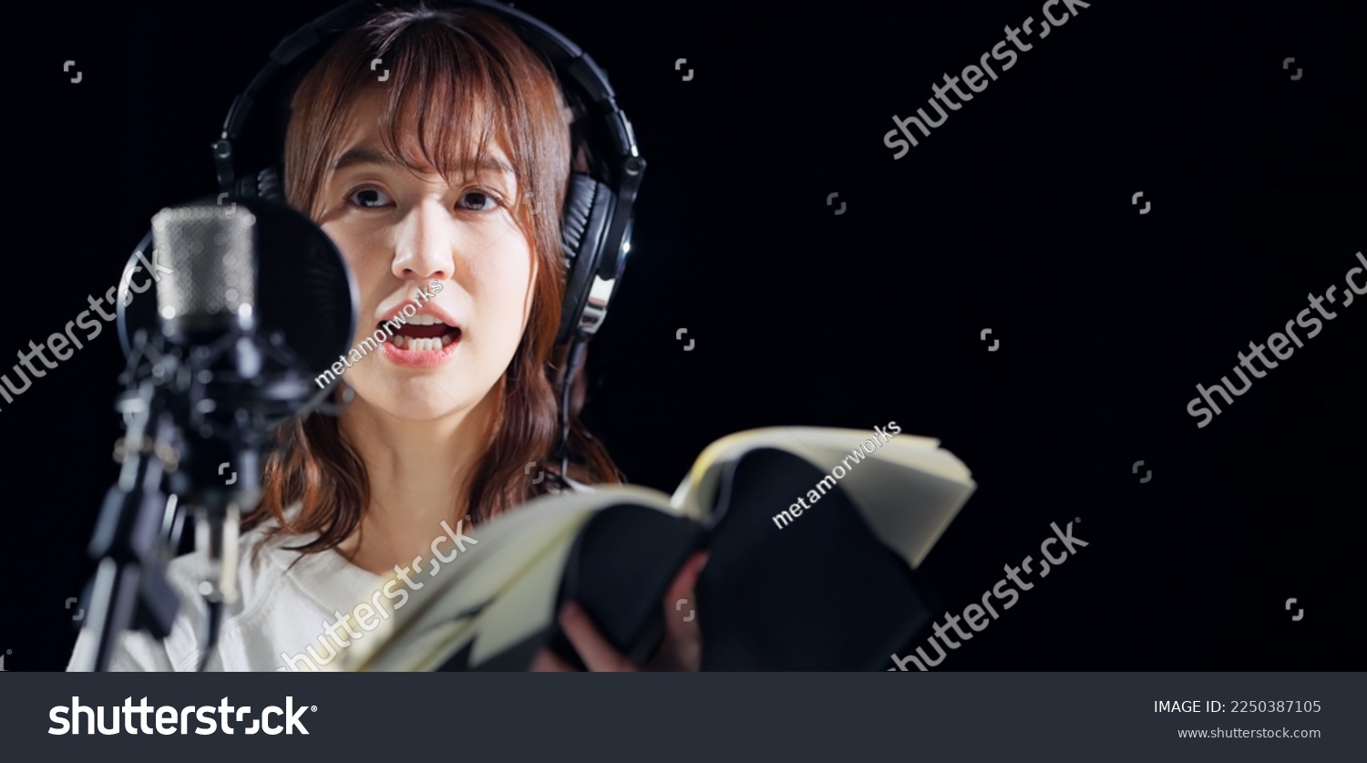 A woman reading a script. Voice actress. Narrator._站酷海洛_正版图片_视频_字体_音乐素材 ...
