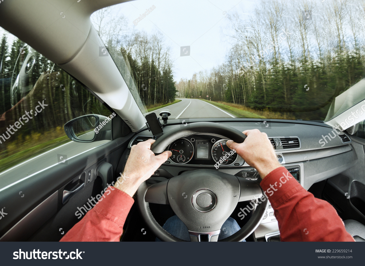 Inside car hands on the steering wheel_站酷海洛_正版图片_视频_字体_音乐素材交易平台_站酷旗下品牌