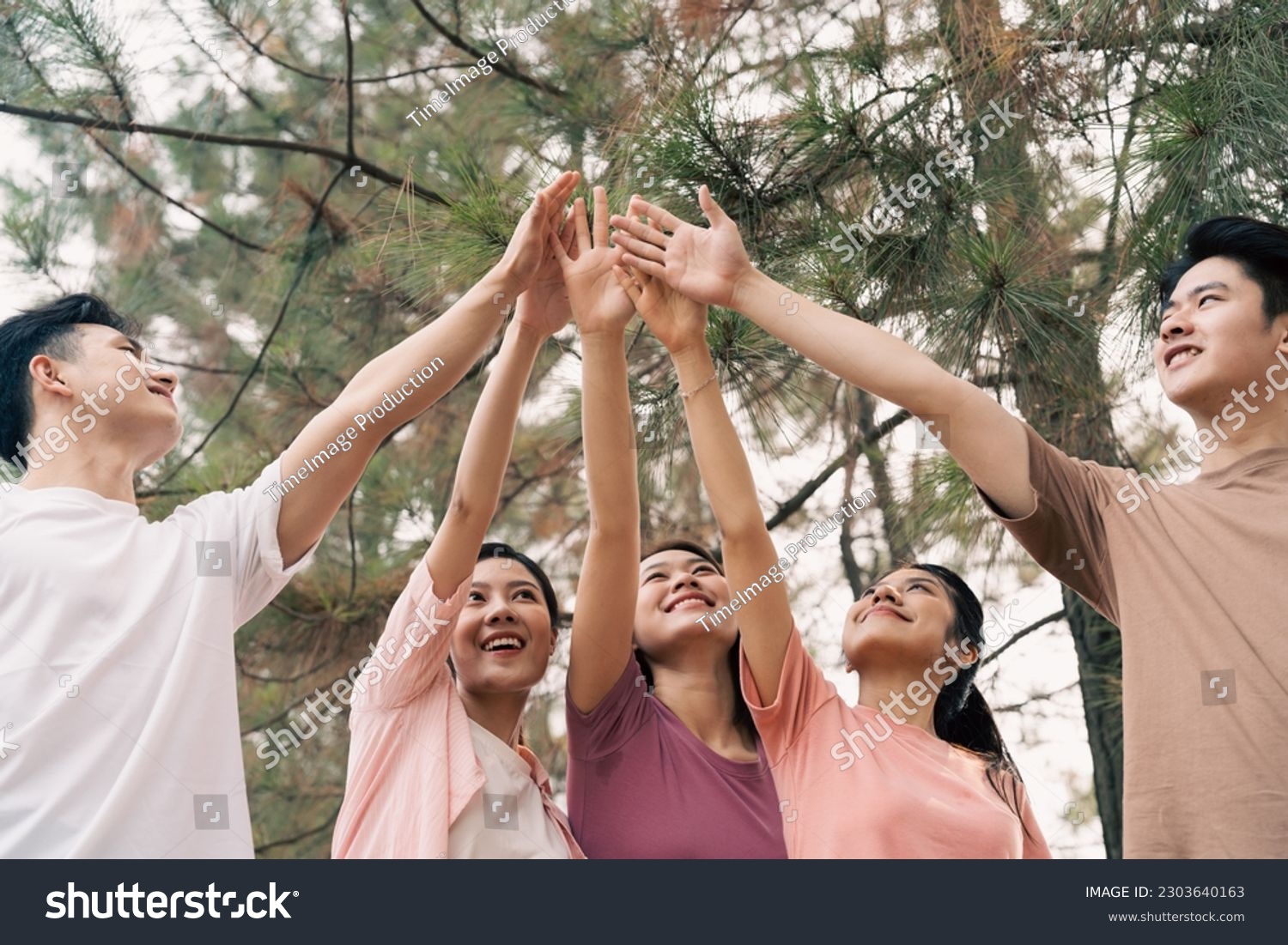 Group Asian people picnic outside_站酷海洛_正版图片_视频_字体_音乐素材交易平台_站酷旗下品牌