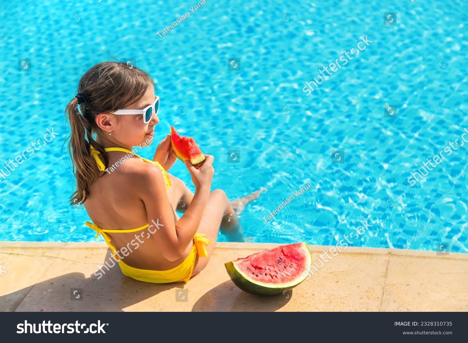 Child girl eats watermelon near the pool. Selective focus. Kid._站酷海洛_正版图片_视频_字体_音乐素材交易平台_站酷旗下品牌