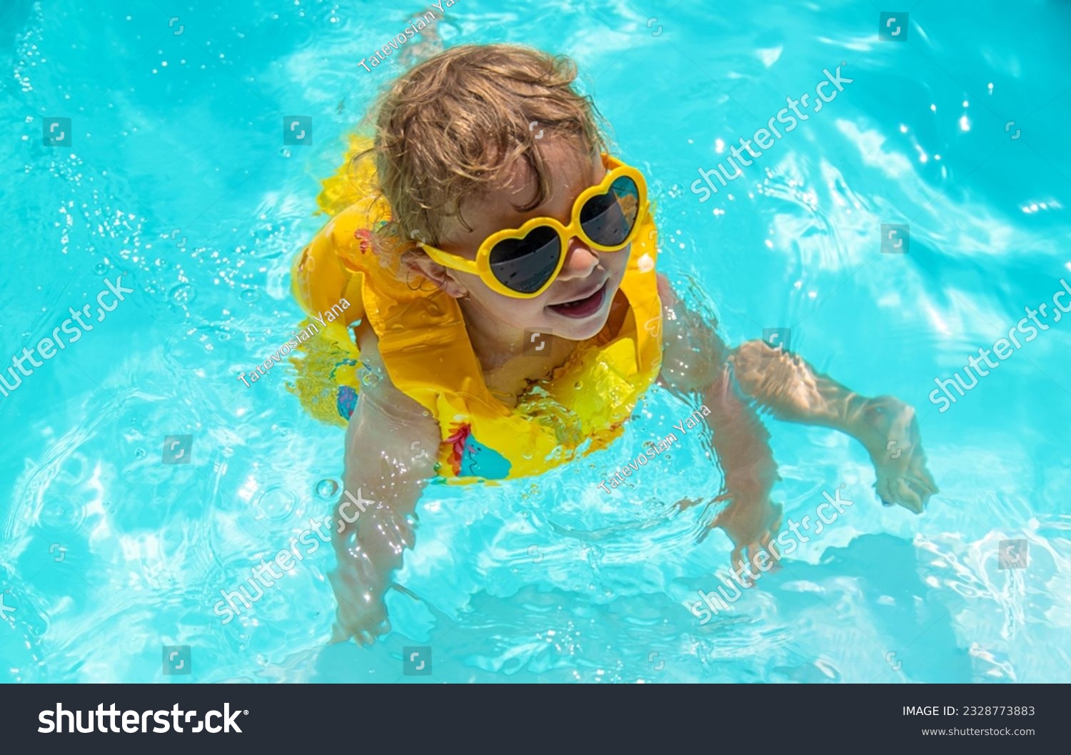 The child swims in the pool in a vest. Selective focus. Kid._站酷海洛_正版图片_视频_字体_音乐素材交易平台_站酷旗下品牌