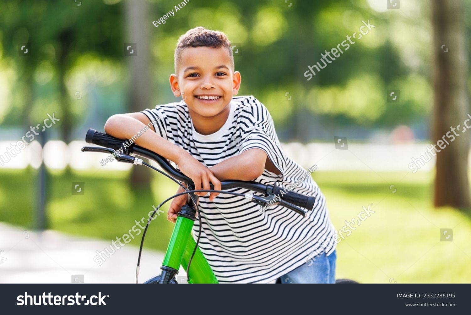 happy african american boy riding bike in park in summer _站酷海洛_正版图片_视频_字体_音乐素材交易平台_站酷旗下品牌