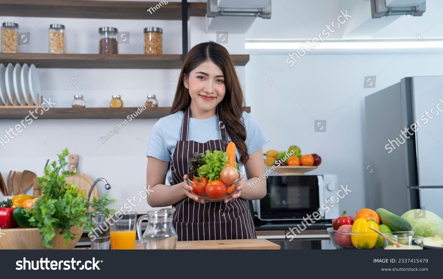 asian female cooking salad at kitchen_站酷海洛_正版图片_视频_字体_音乐素材交易平台_站酷旗下品牌