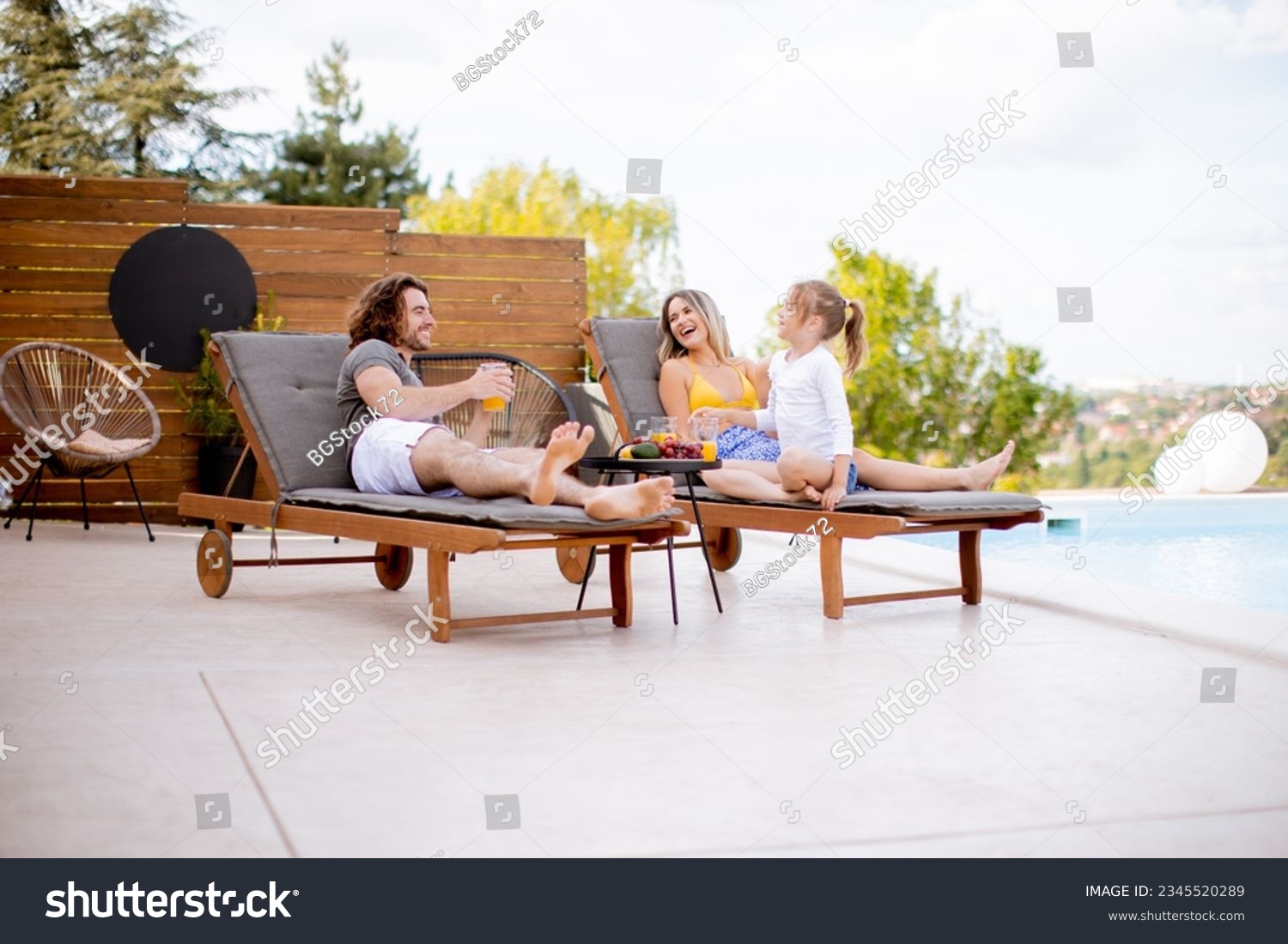 Handsome young family relaxing by the swimming pool in the house backyard_站酷海洛_正版图片_视频_字体_音乐素材交易 ...