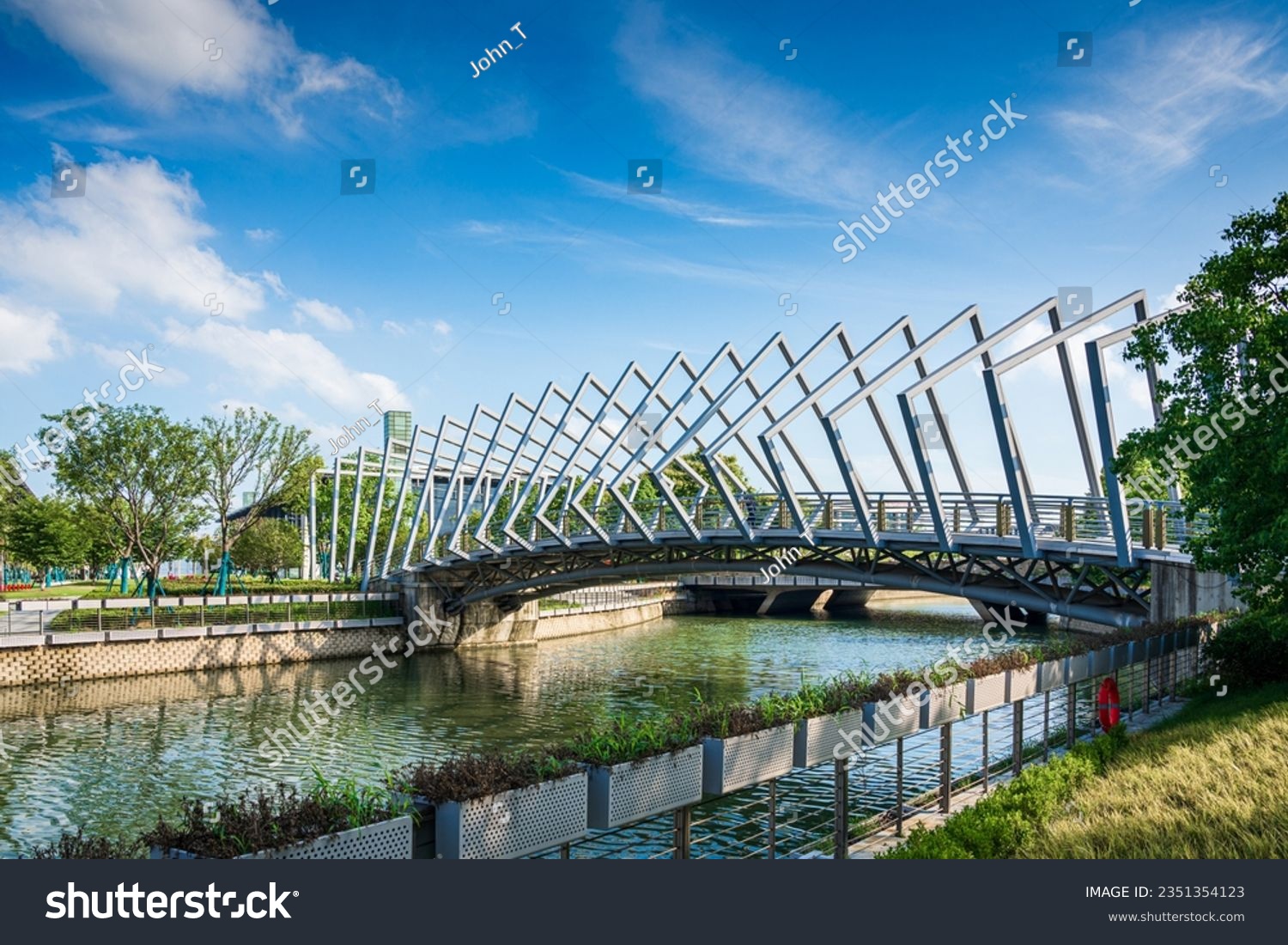 Beautiful small modern urban art bridge_站酷海洛_正版图片_视频_字体_音乐素材交易平台_站酷旗下品牌