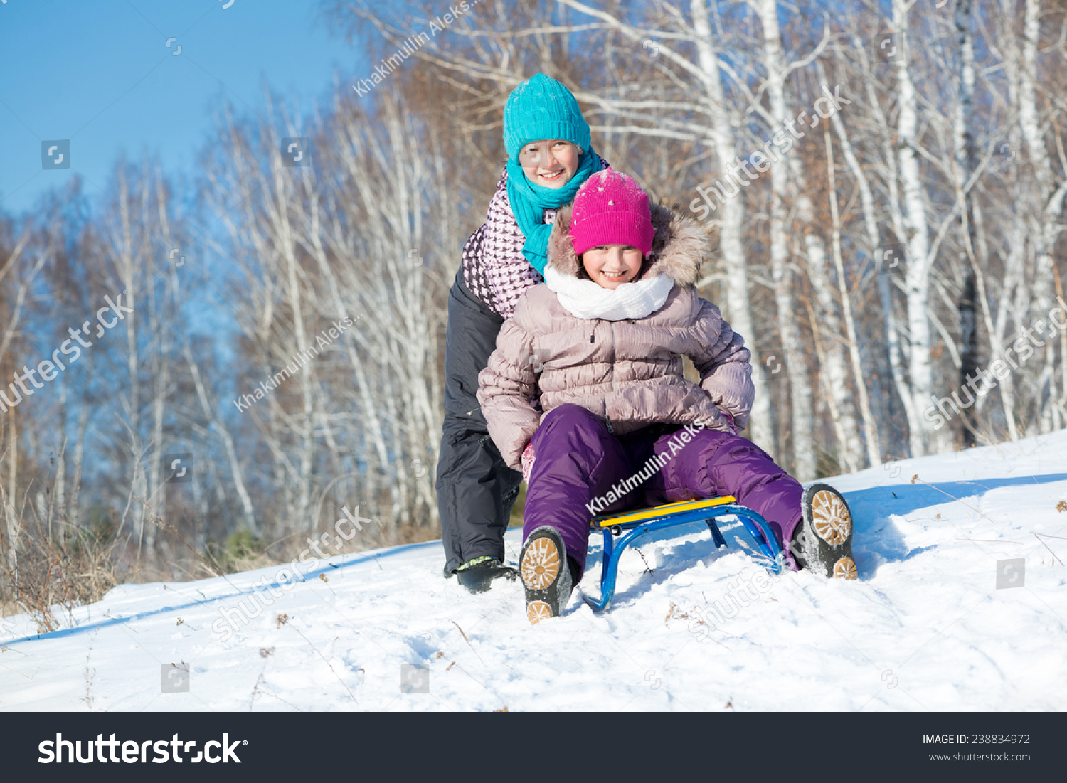 Two cute girls riding sled and having fun_站酷海洛_正版图片_视频_字体_音乐素材交易平台_站酷旗下品牌