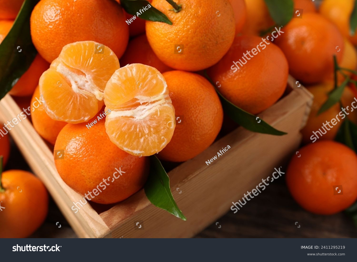 Delicious tangerines with leaves in crate on table above view_站酷海洛_正版图片_视频_字体_音乐素材交易平台_站酷旗下品牌