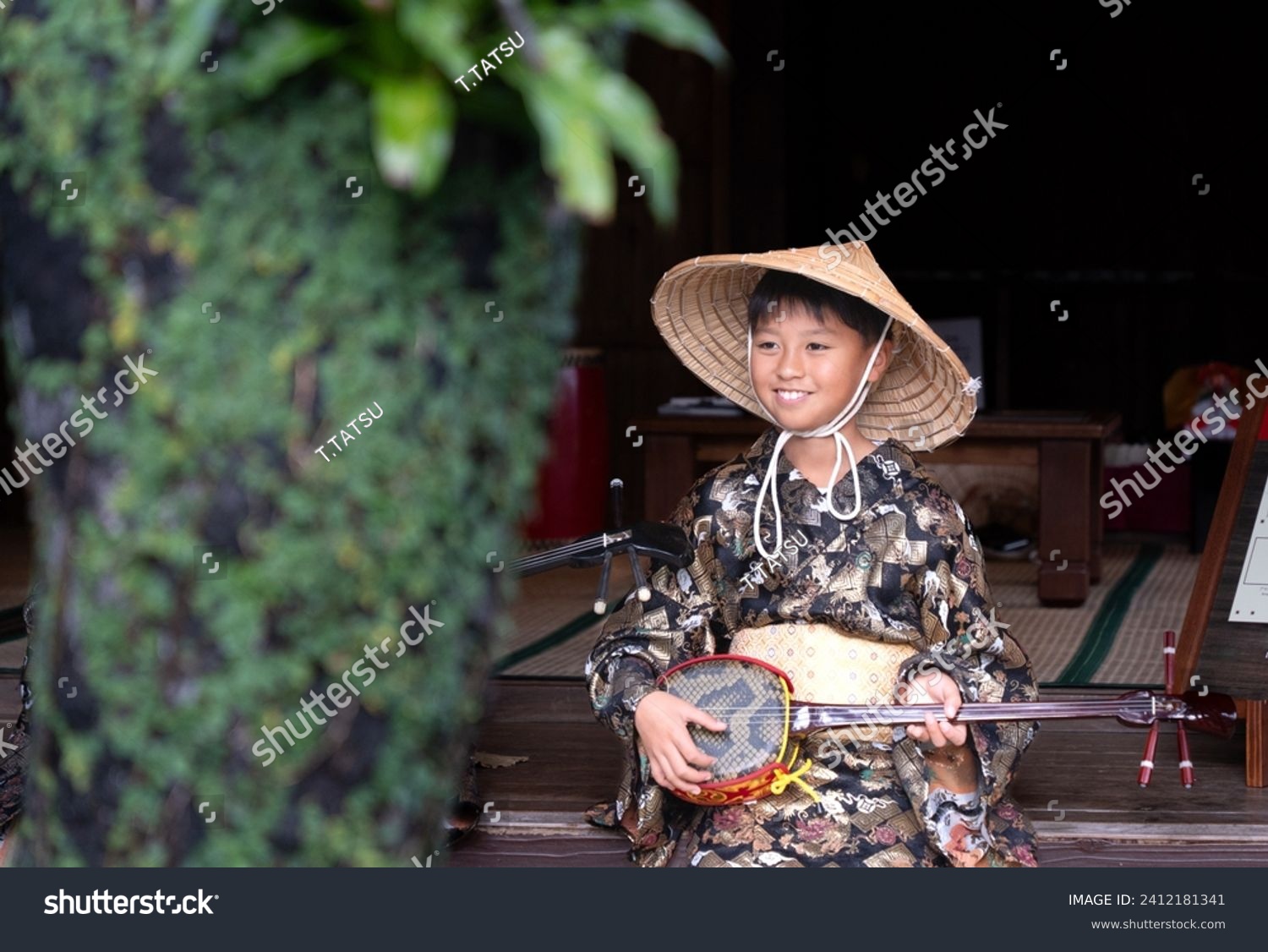 boy wearing Okinawan folk costume and drawing a sanshin line_站酷海洛_正版图片 ...