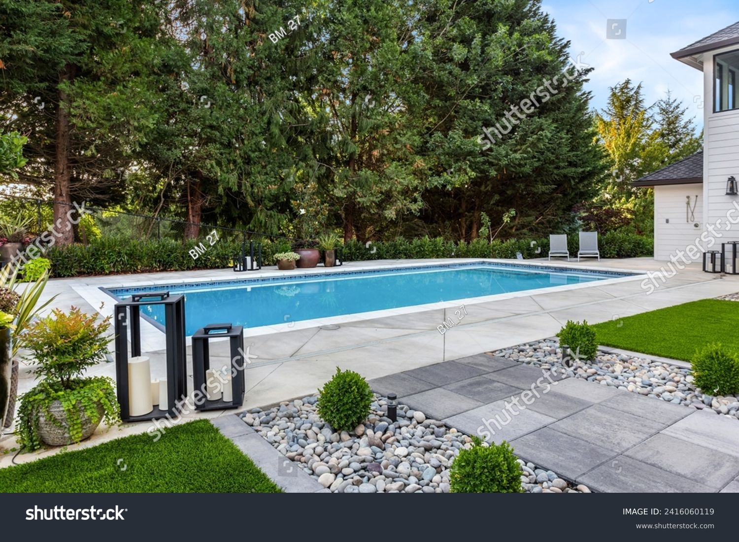 Backyard outdoor swimming pool behind new luxury home_站酷海洛_正版图片_视频_字体_音乐素材交易平台_站酷旗下品牌