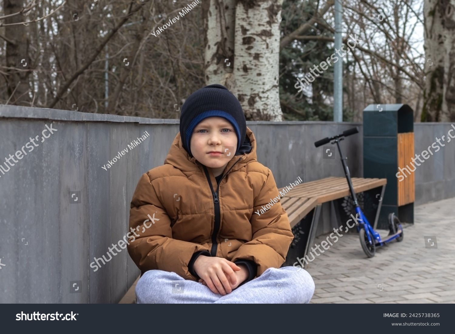 Portrait of a gloomy boy in a park on a bench_站酷海洛_正版图片_视频_字体_音乐素材交易平台 ...