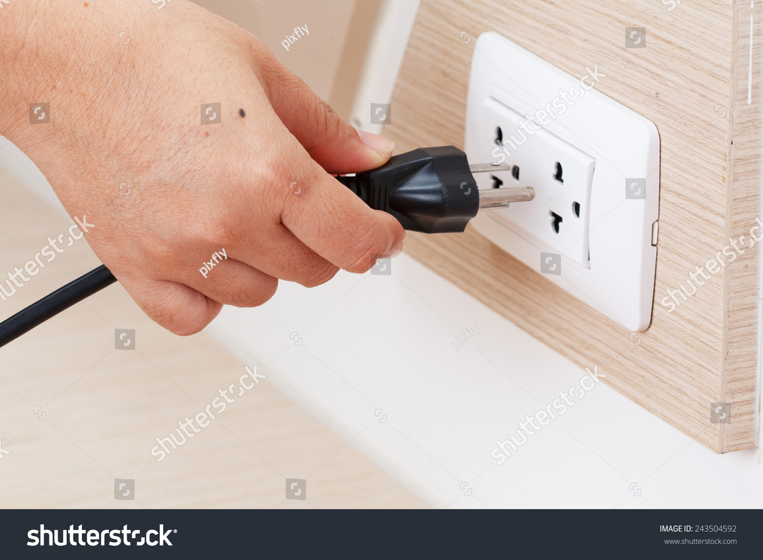 Unplug or plugged in concept hand holding and pull electric plug _站酷海洛 ...