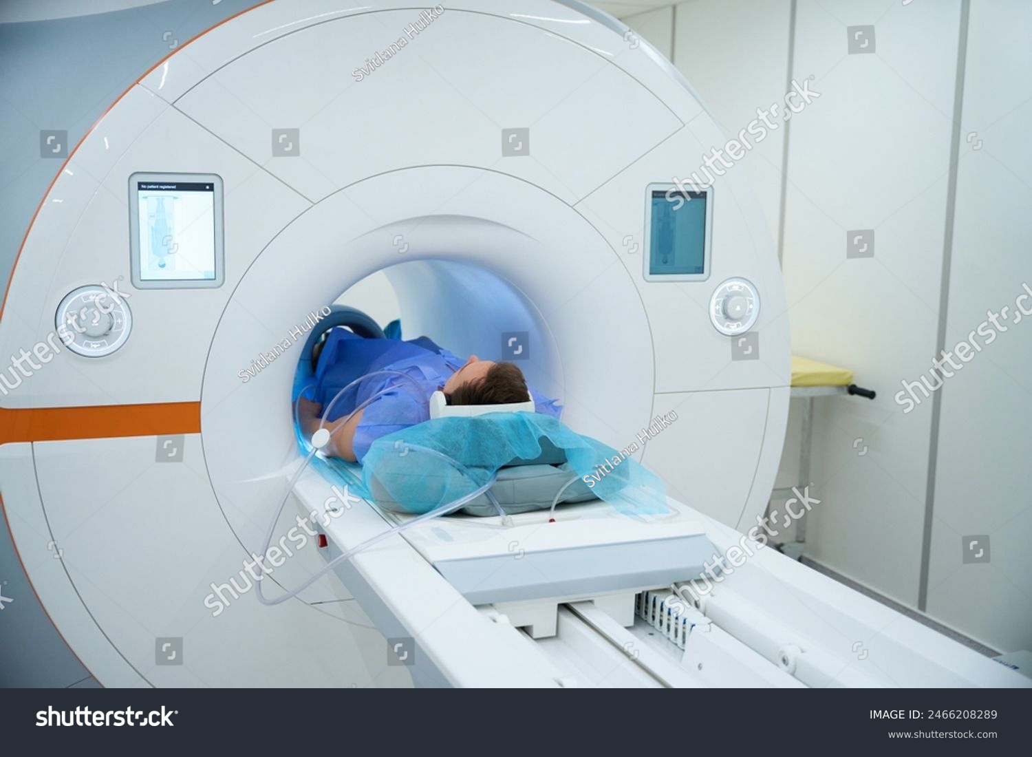 Adult patient is undergoing magnetic resonance imaging of lower limb_站酷海洛_正版图片_视频_字体_音乐素材交易平台_站酷旗下品牌
