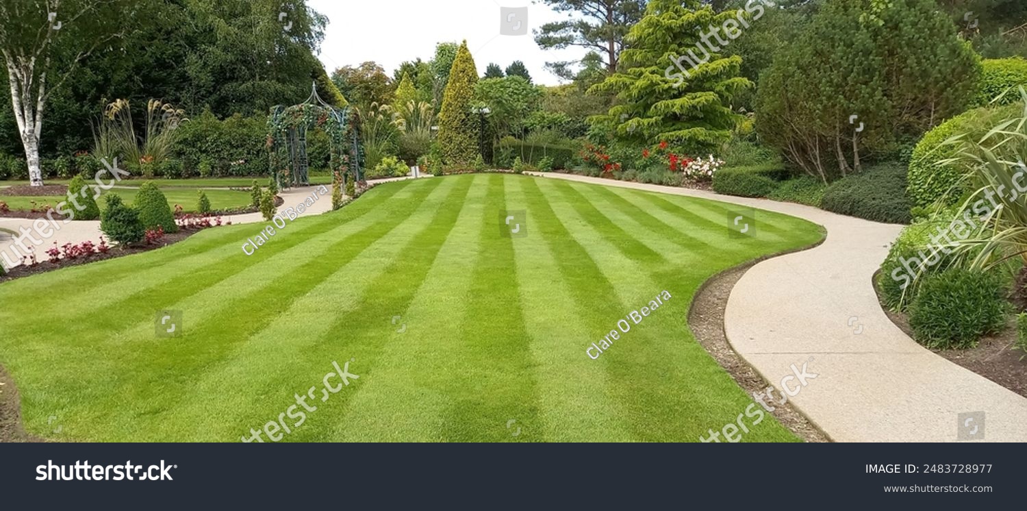 Striped lawn with trees paths and arch in large garden._站酷海洛_正版图片_视频_字体_音乐素材交易平台_站酷旗下品牌
