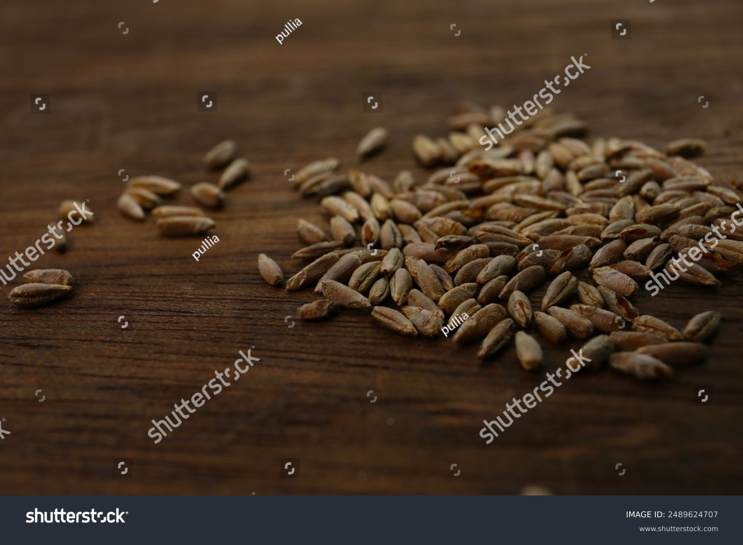roasted rye grains on a wooden table food background_站酷海洛_正版图片_视频_字体_音乐 ...
