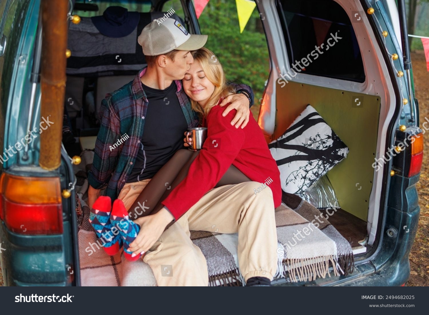 Romantic Getaway: Couple in a Camper Nestled in Forest_站酷海洛_正版图片_视频_字体_音乐素材交易平台_站酷旗下品牌