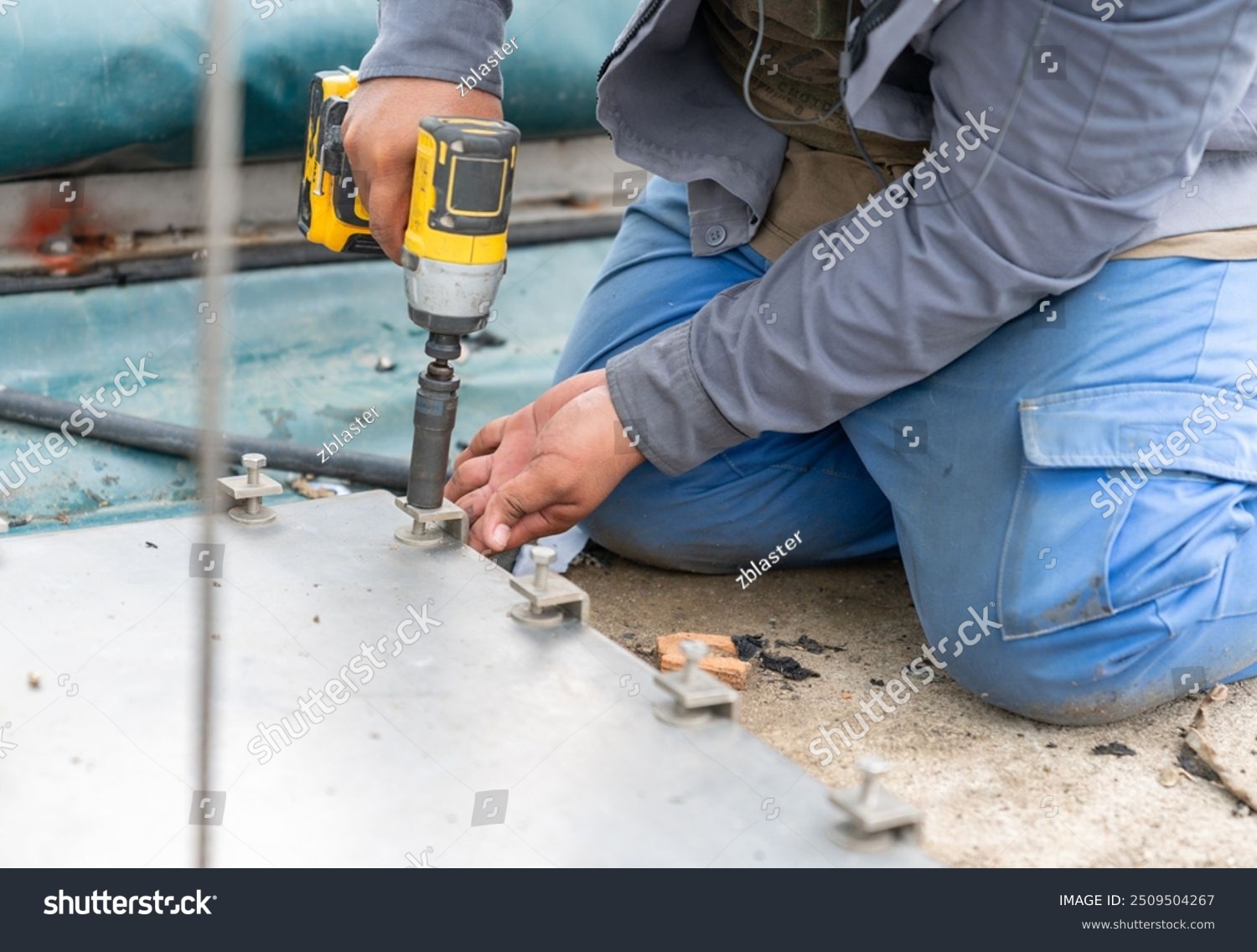 Worker use cordless tighten clamp nut in water treatment pond._站酷海洛_正版图片_视频_字体_音乐素材交易平台_站酷旗下品牌