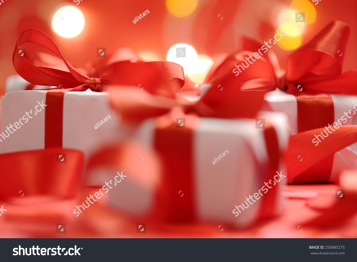 gifts with red ribbons_站酷海洛_正版图片_视频_字体_音乐素材交易平台_站酷旗下品牌