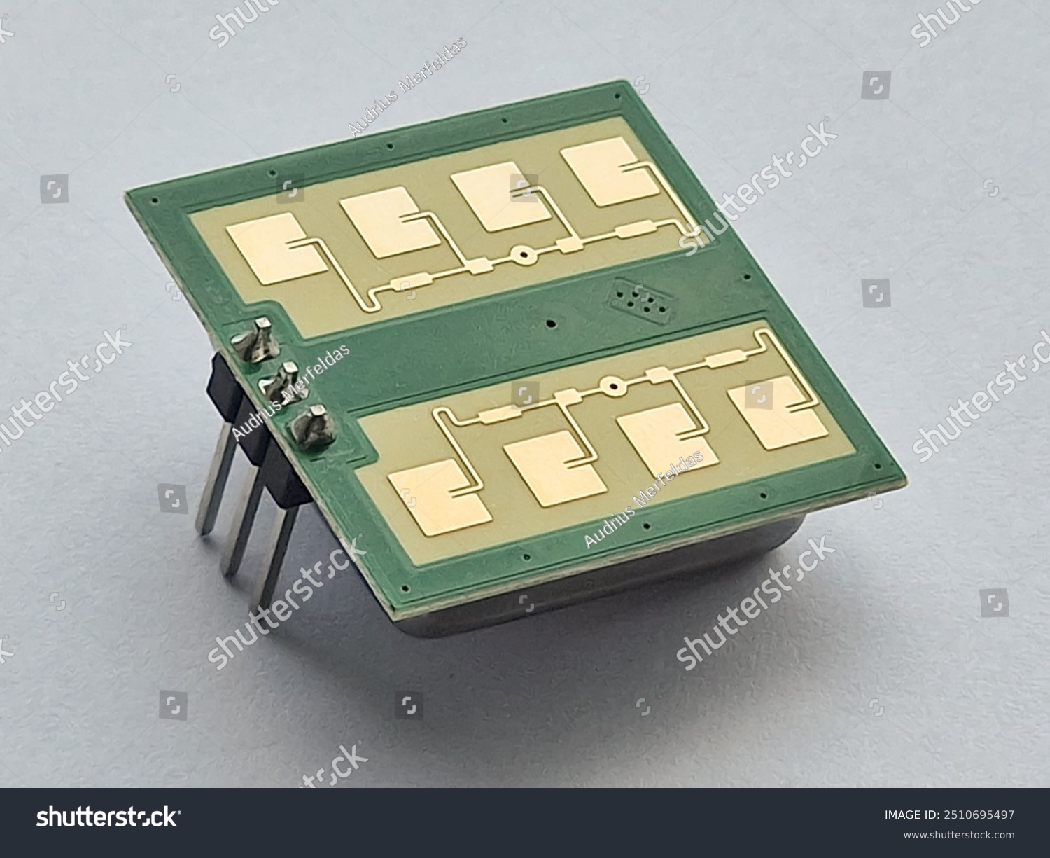 Compact 24 GHz Doppler radar module with integrated antenna array for ...