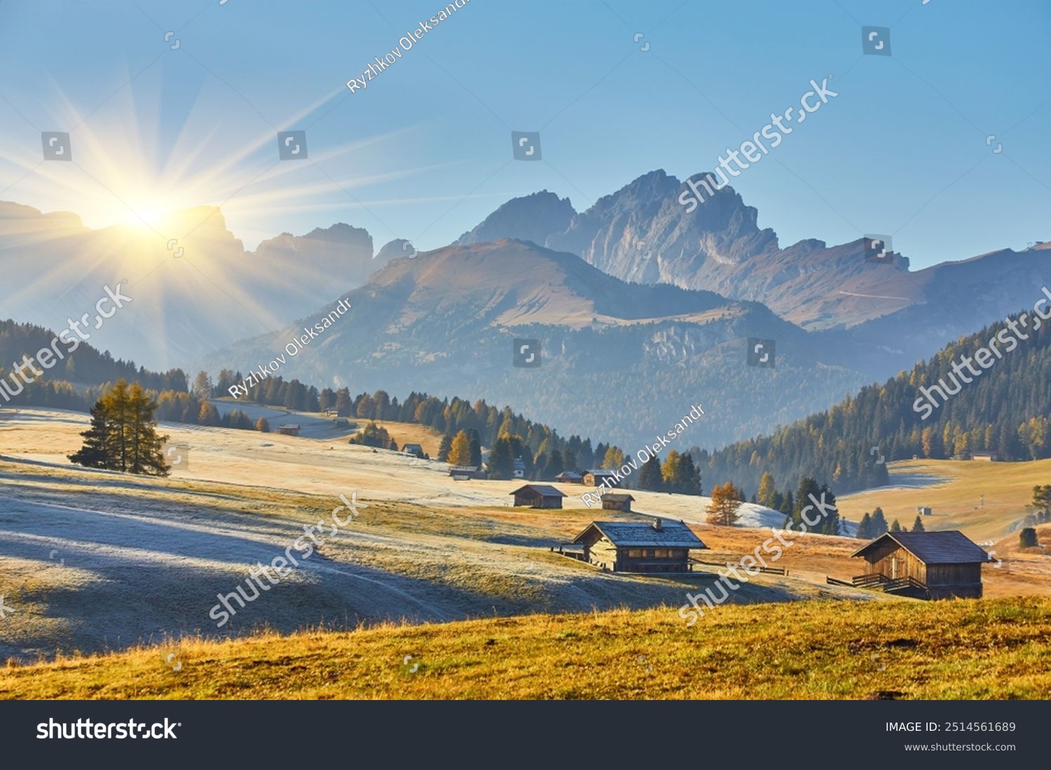 Beautiful sunrise view of meadow Seiser Alm Alpe di Siusi with Odle ...