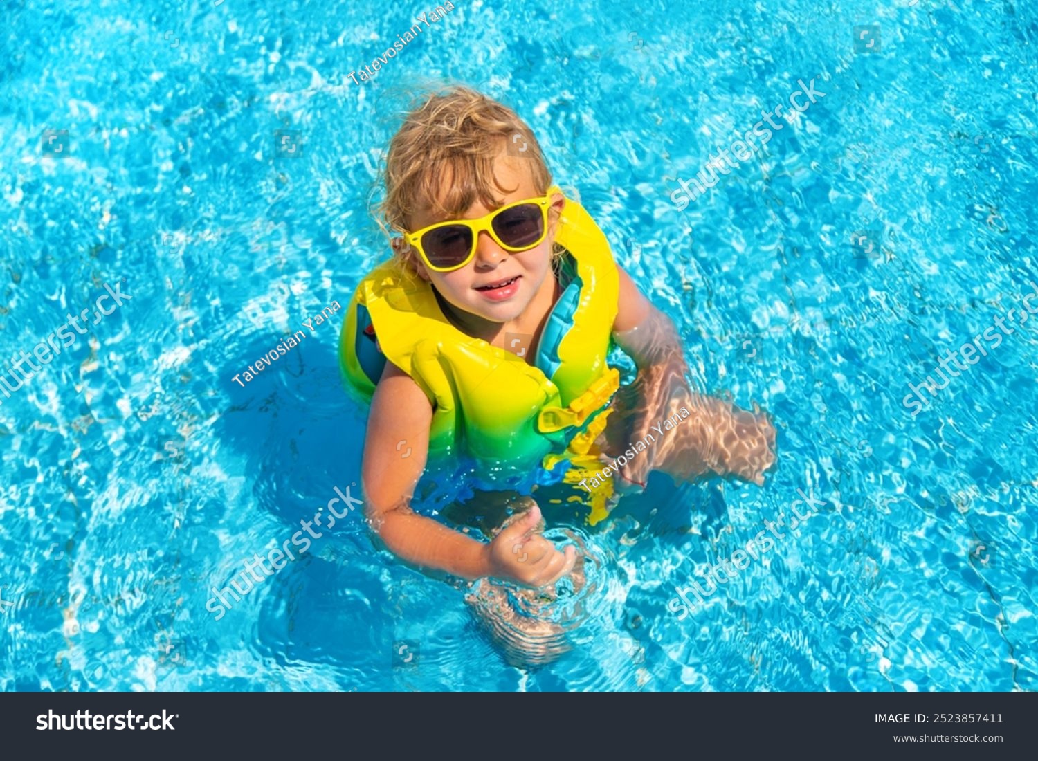 Child playing in the pool. Selective focus. Kid._站酷海洛_正版图片_视频_字体_音乐素材交易平台_站酷旗下品牌